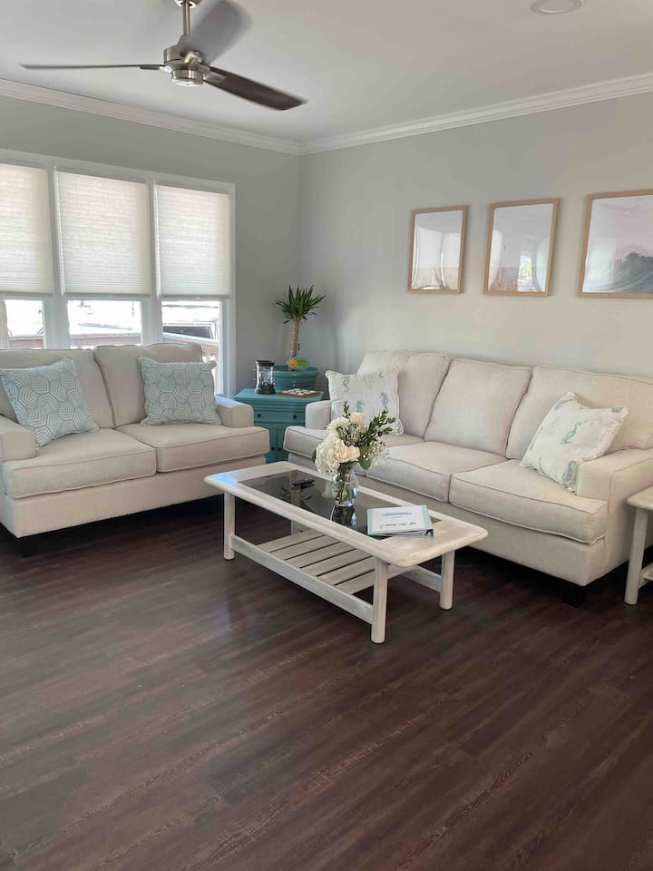 Off The Hook- Renovated Dog Friendly Cottage! - Oak Island, NC