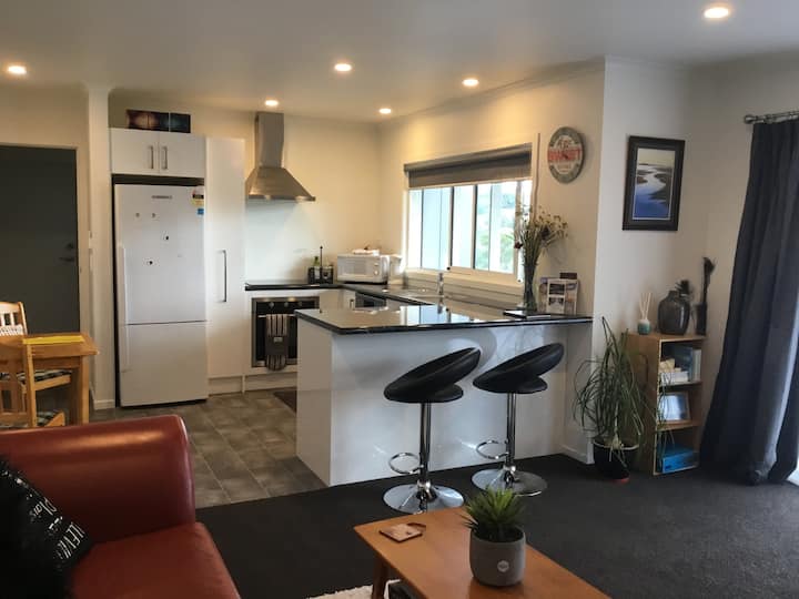 Private, Quiet Modern Apartment-close To River - 陶波