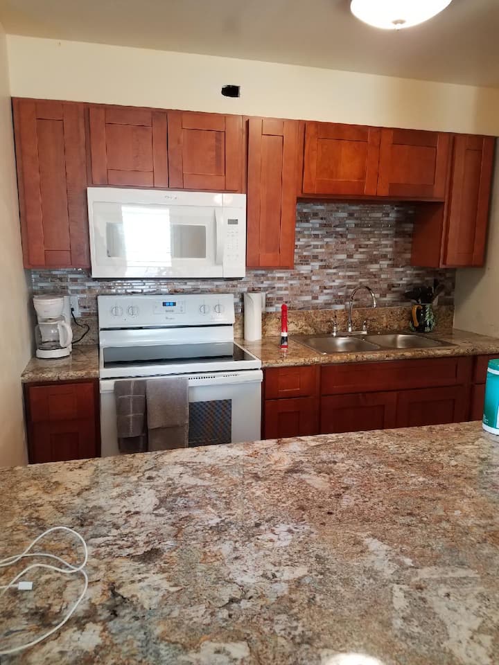 Waikiki New 2 Bedroom Condo Best Location - Honolulu