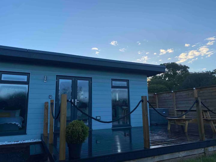 The Lily Pad, Pond Field Glamping - Pembrokeshire