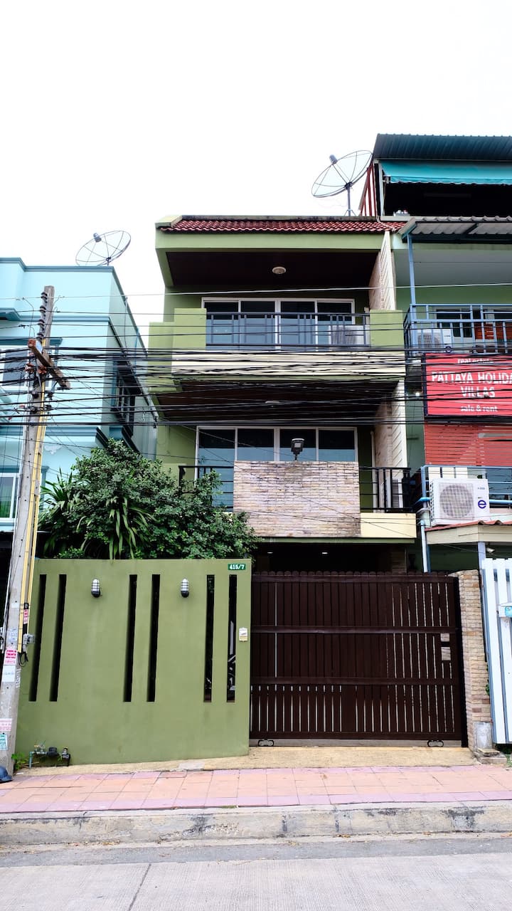 3-storey Townhouse, Close To The Beach - Pattaya City
