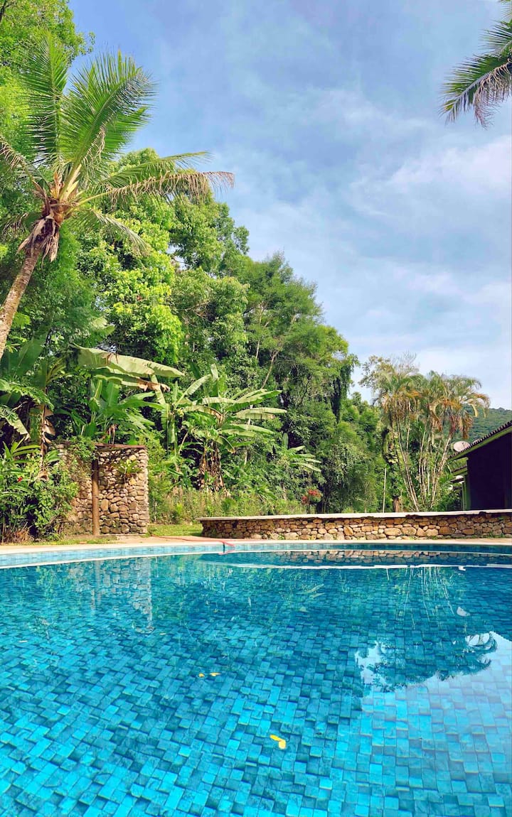 Casa Linda Em Condomínio Com Piscina E Rio - São Sebastião