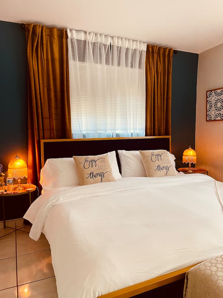 6 Year Superhost! Free Laundry & Parking! - South Miami, FL