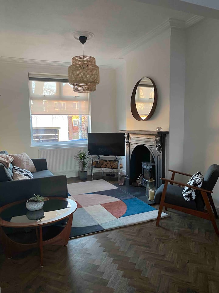 Stunning 2 Bedroom Terraced House, Newly Renovated - Stockport