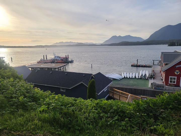 The Blue House- Oceanviews, Hot Tub, & Downtown! - Tofino