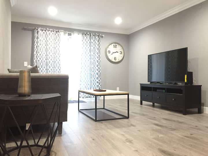 Alluring Oasis 2bed/2bath Condo W/amenities - Las Vegas