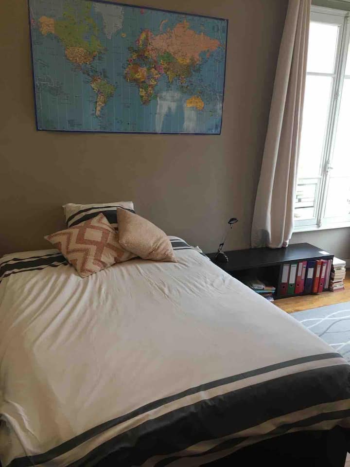 Chambre Suresnes Dans Maison Familiale - Saint-Cloud