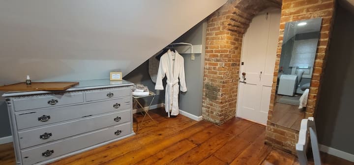 Beautifully Room Victorian Home - Hyde Park, NY