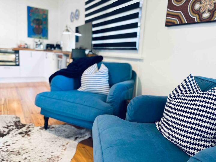 Town Cottage | Stylish Comfort Fireplace - Tenterfield