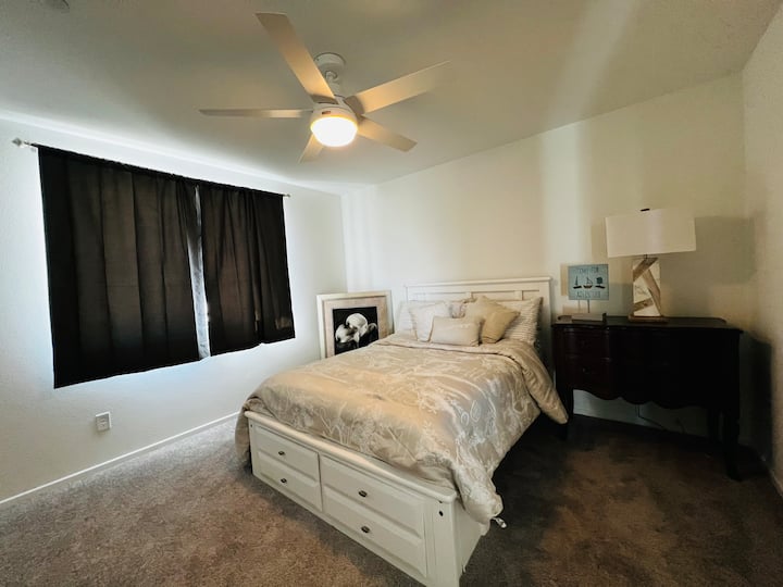 Mountain Views - Hidden Gem Pearly Queen Bed Oasis - Coachella, CA