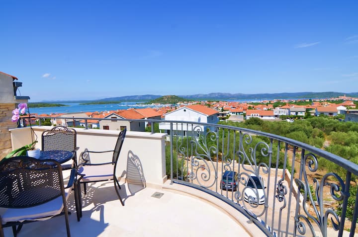 Villa Kos - A-5, Apartment For 2-4, Swimming Pool - Murter