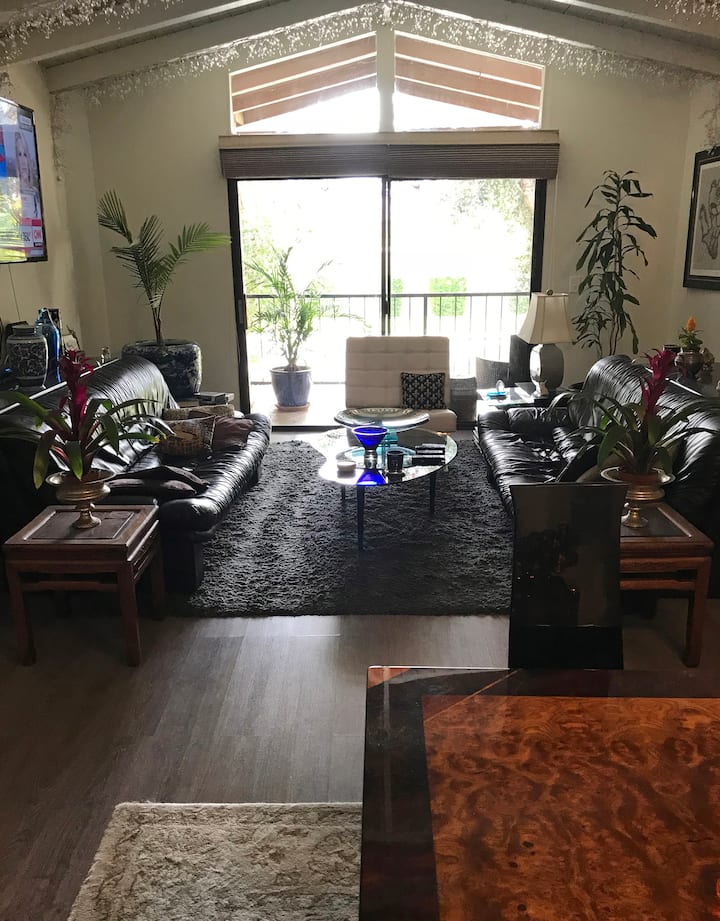 Stay In A Celebrity Photographer's 2 Bedbathcondo - Palm Springs, CA