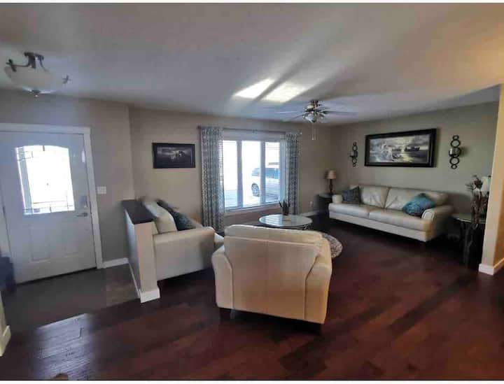 Cardston Hilltop House, Fully Renovated 4 Bedroom - Cardston