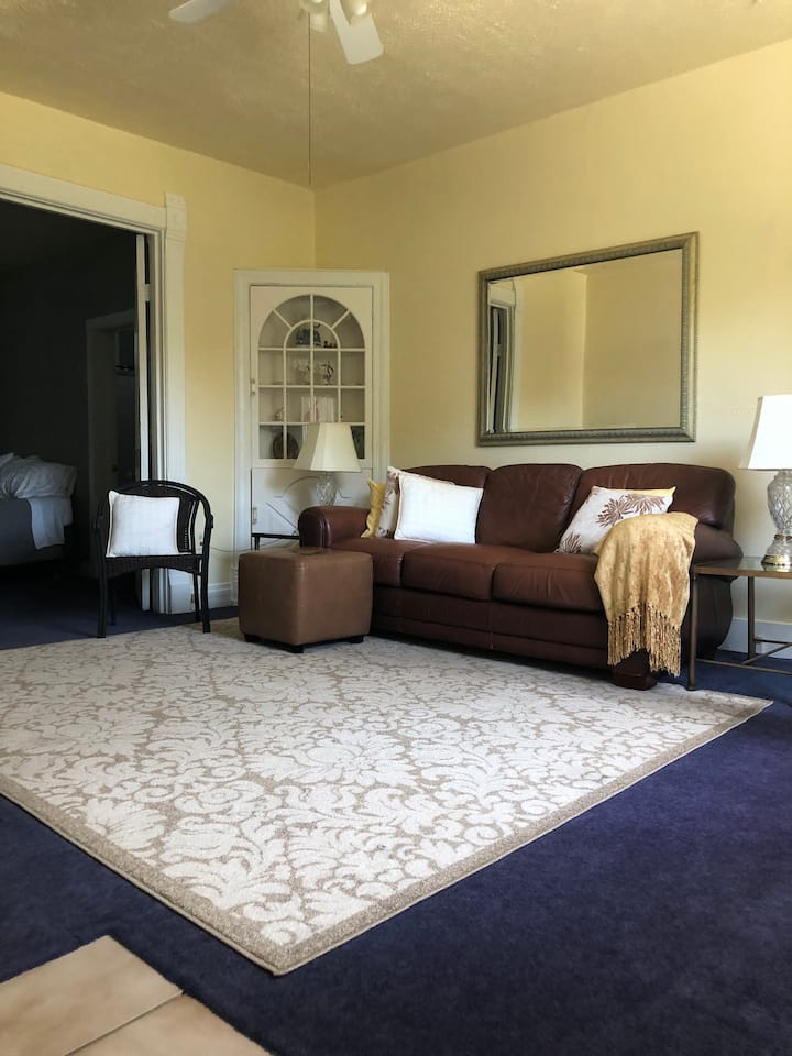 Private 2 Bdrm Suite Quiet Near Downtown King Bed - Kokomo, IN