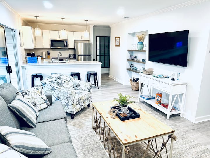 The Gulf Getaway-spacious-sleeps 6! - Destin, FL