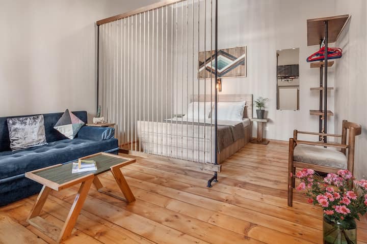 Warm Woods And A Balcony Garden In The Historic District - Georgien