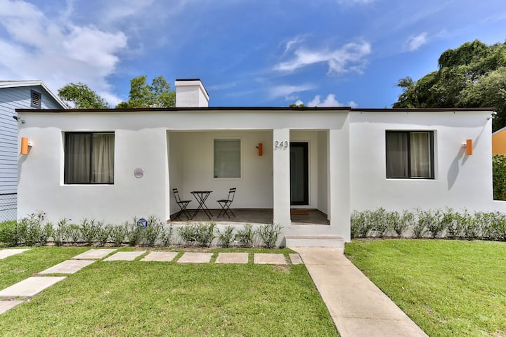4/2 Art District Contemporary Japanese-themed Home - Miami, FL
