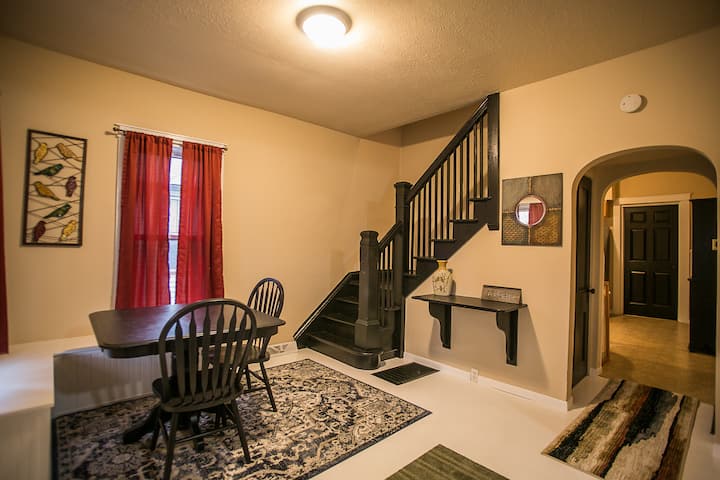 Vintage On Vine - Central 1940's Charming Bungalow - Springfield, IL