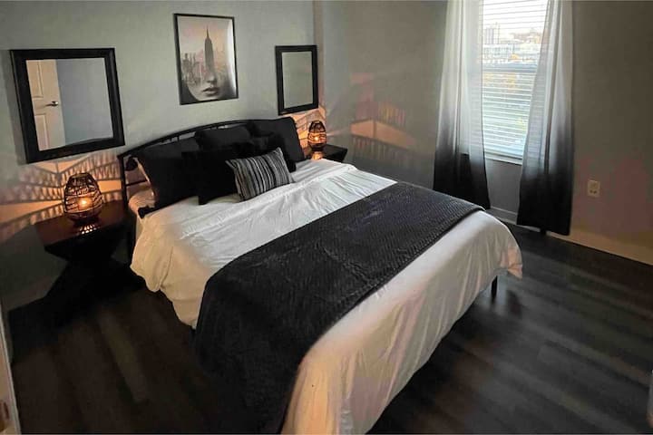 Chic City Apt W/ Parking &Canal View Roofdeck - Indianapolis, IN