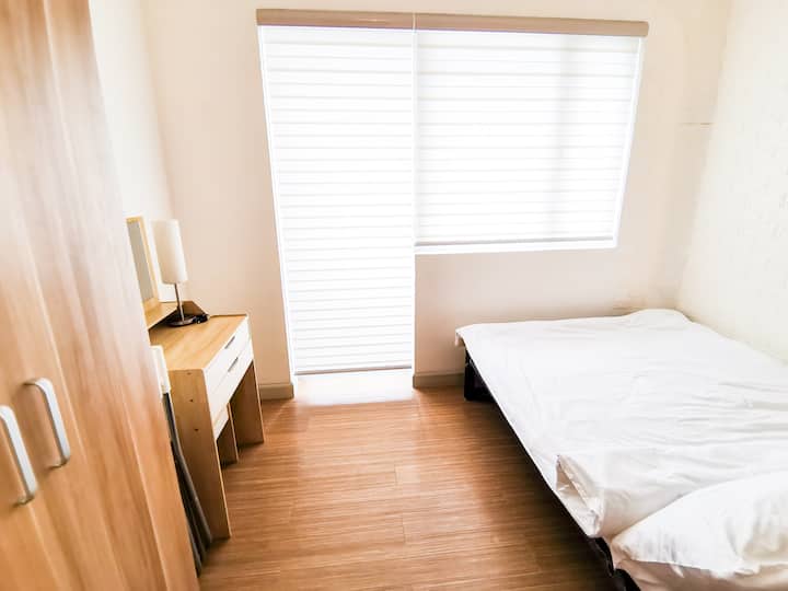 Minimalist Unit W Fast Wifi + Netflix Near Bgc - Taguig