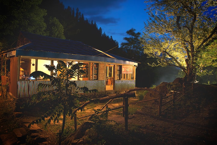 Wayward Inn - Room 4 - China