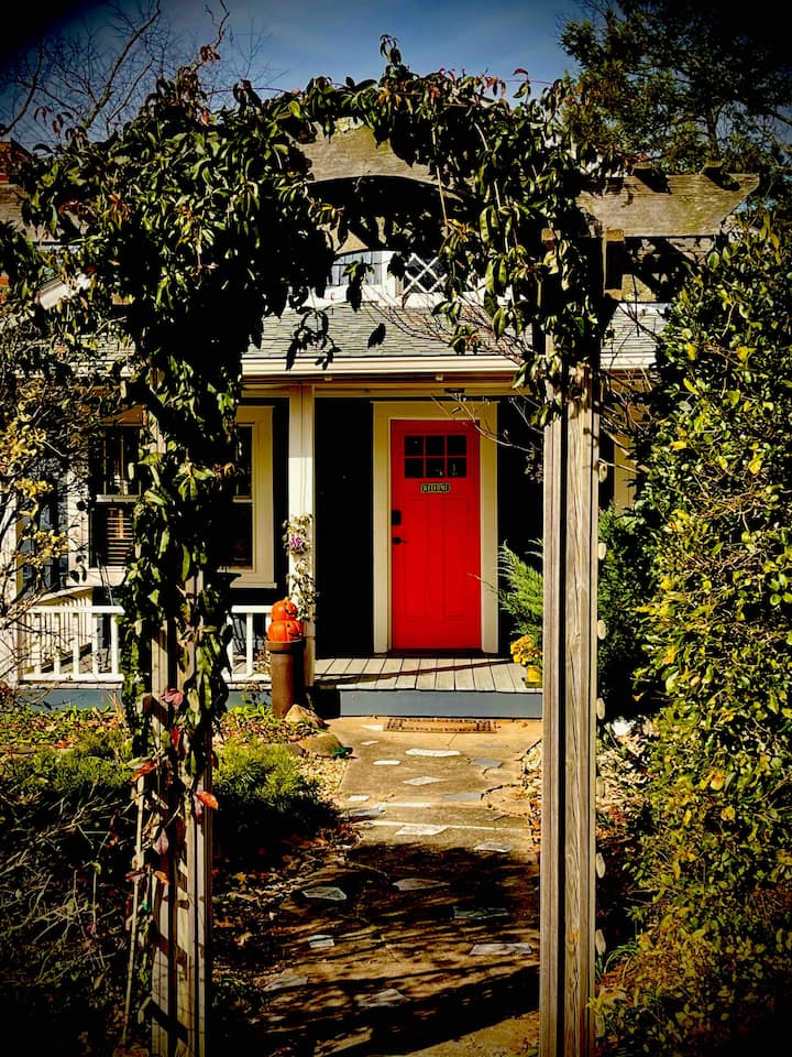South Main Cottage - Weaverville, NC