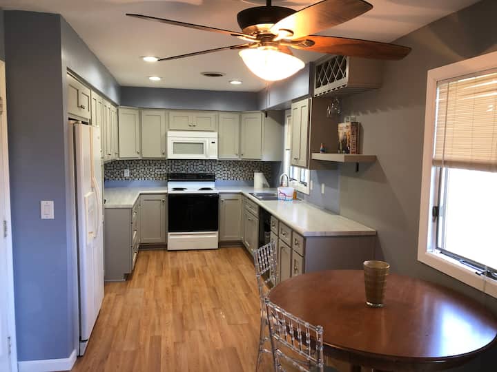 Cozy Fort Wayne Suburban Cottage - Fort Wayne, IN