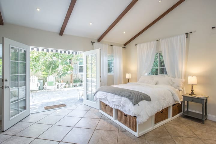 West Hollywood, Fully Hedged Guest House - West Hollywood, CA