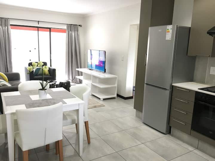 Neat & Safe 2 Bd Room(no Loadshedding In The Area) - Sandton