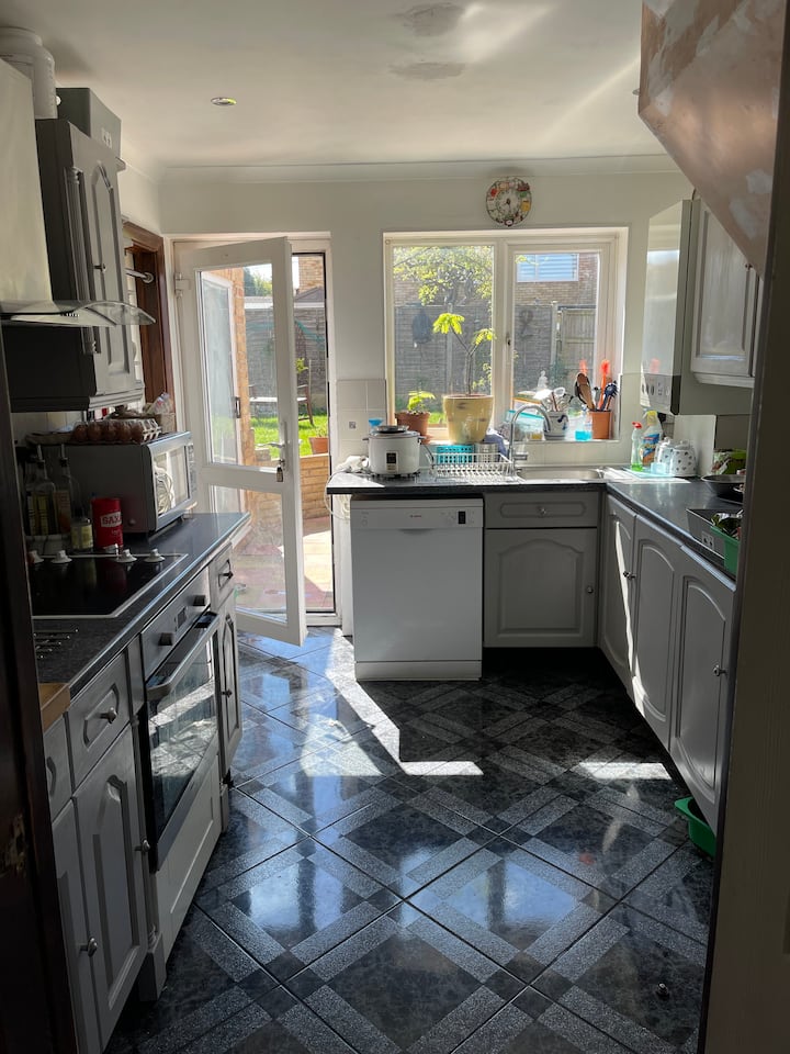 Single Room In A Family Home - Aylesbury