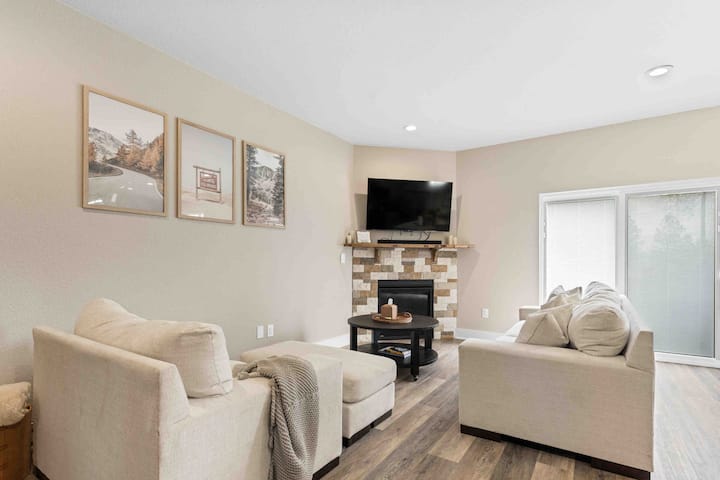 5 Star Family Getaway | Hot Tub + King Suite - Colorado Springs, CO