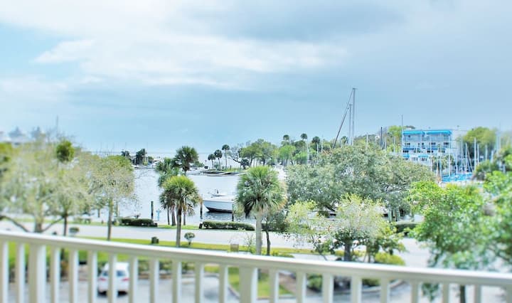 Beautifully Decorated, View Of Indian River Harbor - Melbourne, FL