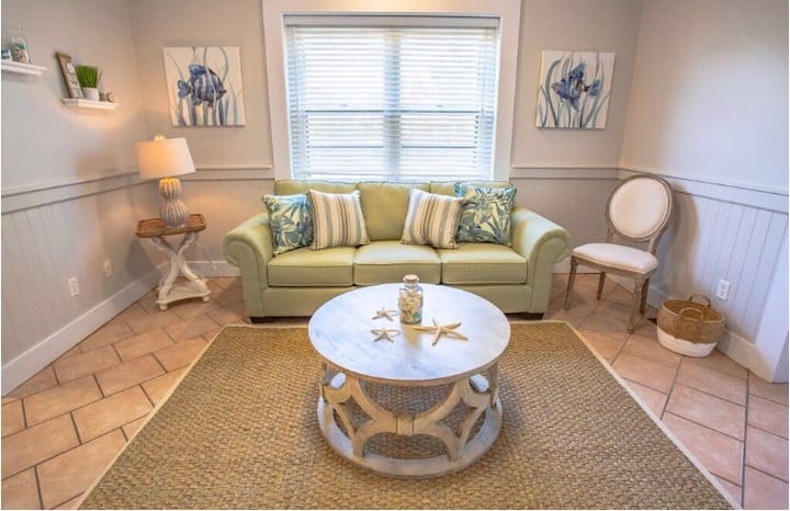 Seaside Villa Unit A Steps To The Beach And Pier - Tybee Island, GA