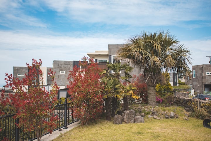 신규애월복층독채
석양노을뷰
테라스월풀스파
귤밭먼바다조망 
제주공항25이내
넷플릭스웨이브티빙 - Jeju-si