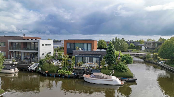 Luxe Bovenetage Met Sauna Aan Vaarwater - Sneek