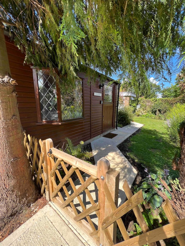 Secluded One Bedroom Cabin In Picturesque Garden - Canterbury
