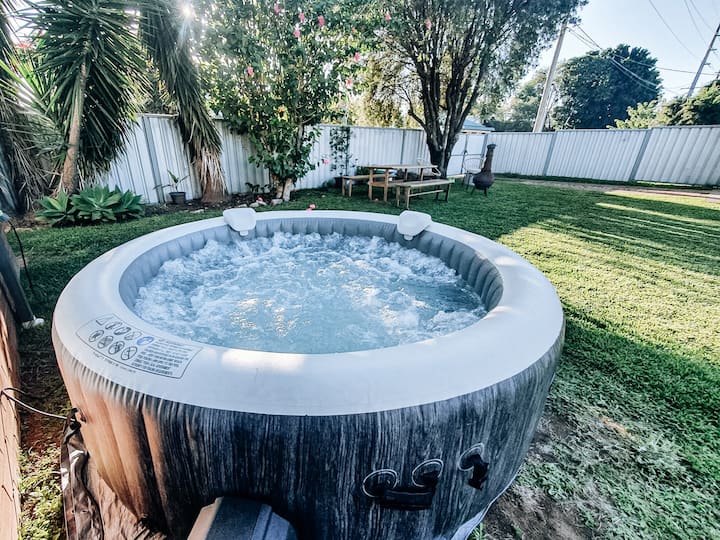 Stylish Home With Hot Tub And Ping Pong Table! - Singleton
