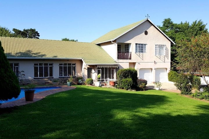~Stylish4bed Sandton House~ Wi-fi, Pool, Security - 