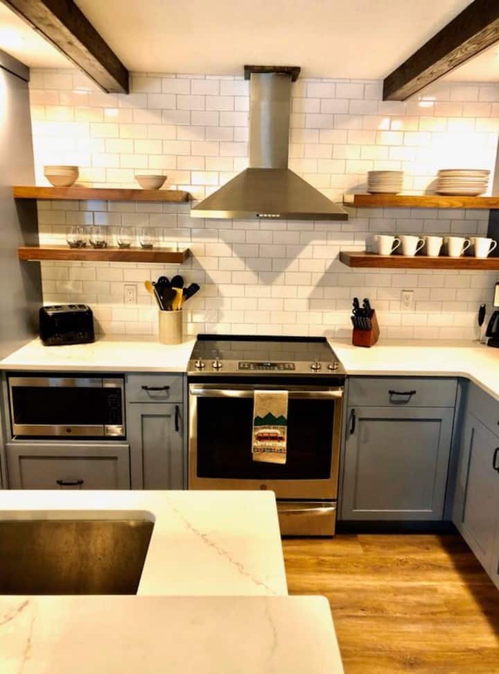 *Remodeled* Short Walk To Village & Resort - Sunriver, OR