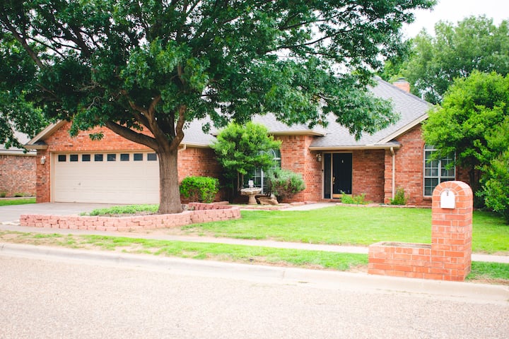 Happy 3 Bedroom 3 Bath Home To Relax And Enjoy. - Lubbock, TX