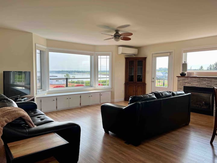 Country Home With Spectacular Views In A Hot Tub - Cornwall, PE, Canadá
