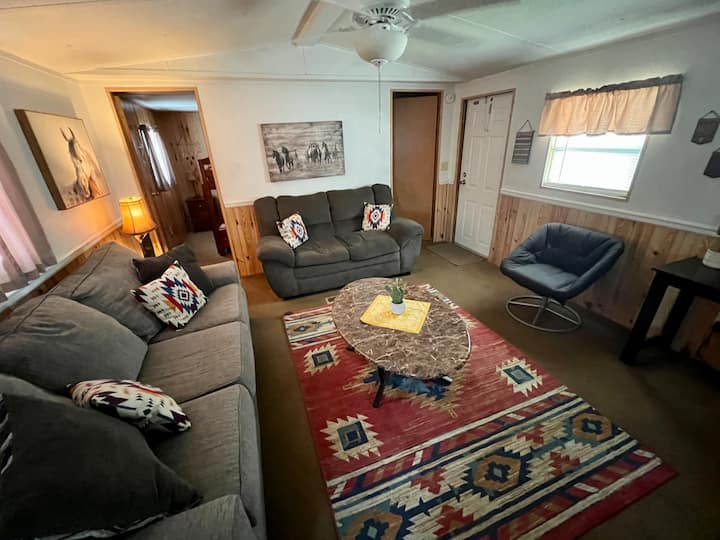 Cowboy Cottage 3 Bdrm/1 Bath (Sleeps 6) Spacious! - Hinesville, GA