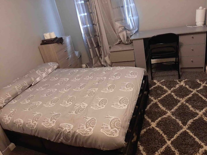 Newly Renovated & Furnished Standard Bedroom - Livingston