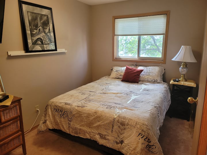 Cheerful 1 Bedroom In Quiet Residential Area, Close To Walking Trail - Grande Prairie
