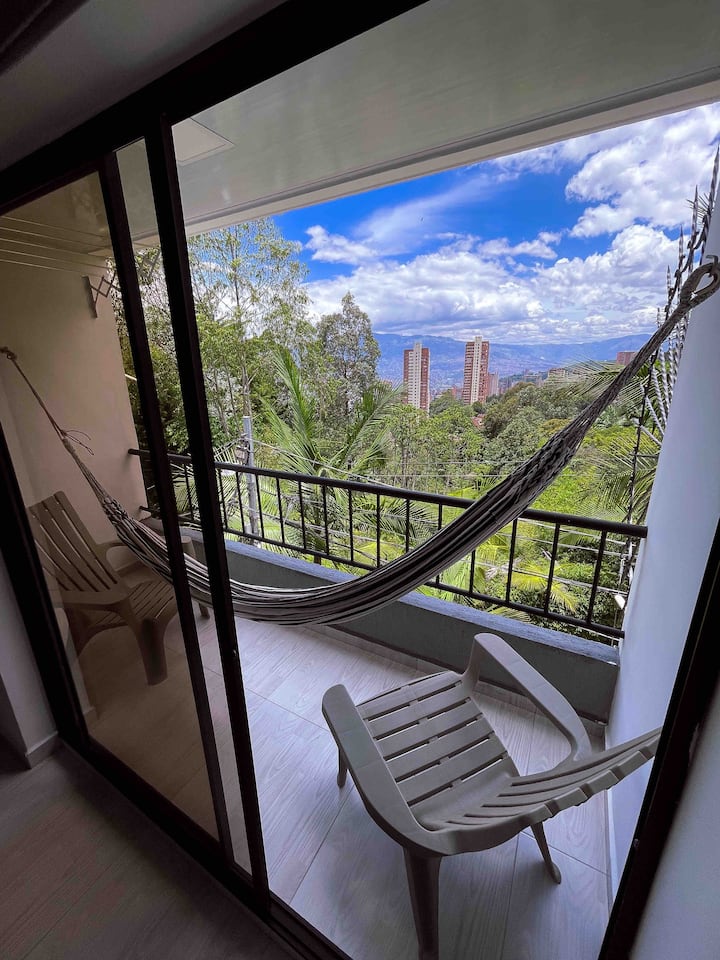 Apto 3er Piso En El Poblado, Vista Y Confort - Medellín, Colombia