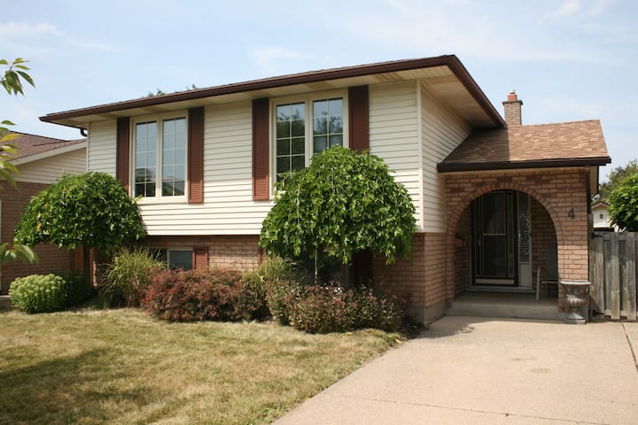 Cozy 3 Bedroom Bungalow In St. Catharines - St. Catharines