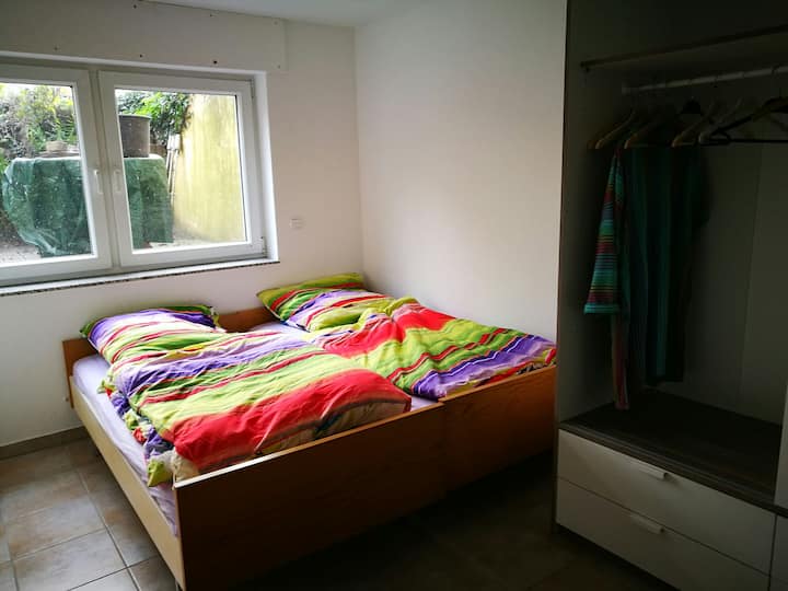 Souterrain Mit Parkplatz Und Gartenmitbenutzung - Willich