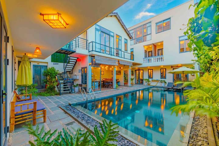 Cheerful Home 4br/pool/sauna - 호이안