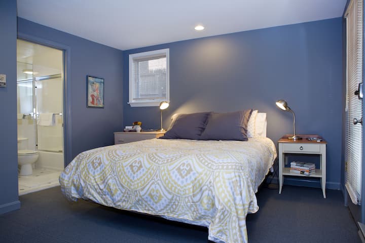 Bed And Bath W/ Privacy And Style - Washington, DC