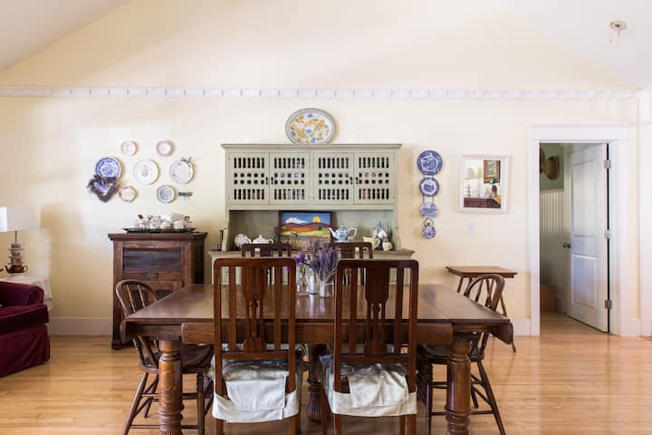 The Big Yellow House - Queen - Private Bathroom - 